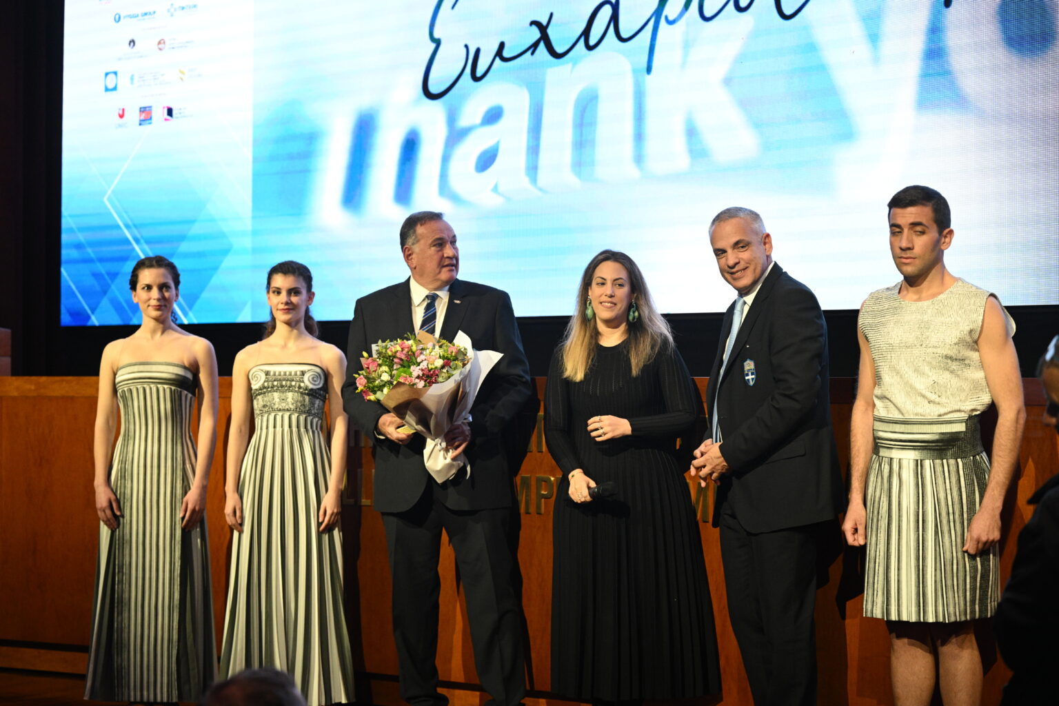 The Hellenic Olympic Committee unveiled the outfits of the priestesses ...